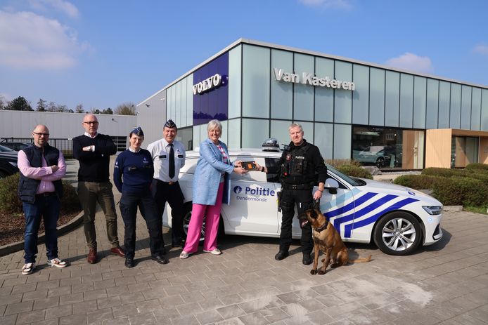 Politie neemt nieuw voertuig in gebruik voor hondengeleider: “Oude ...