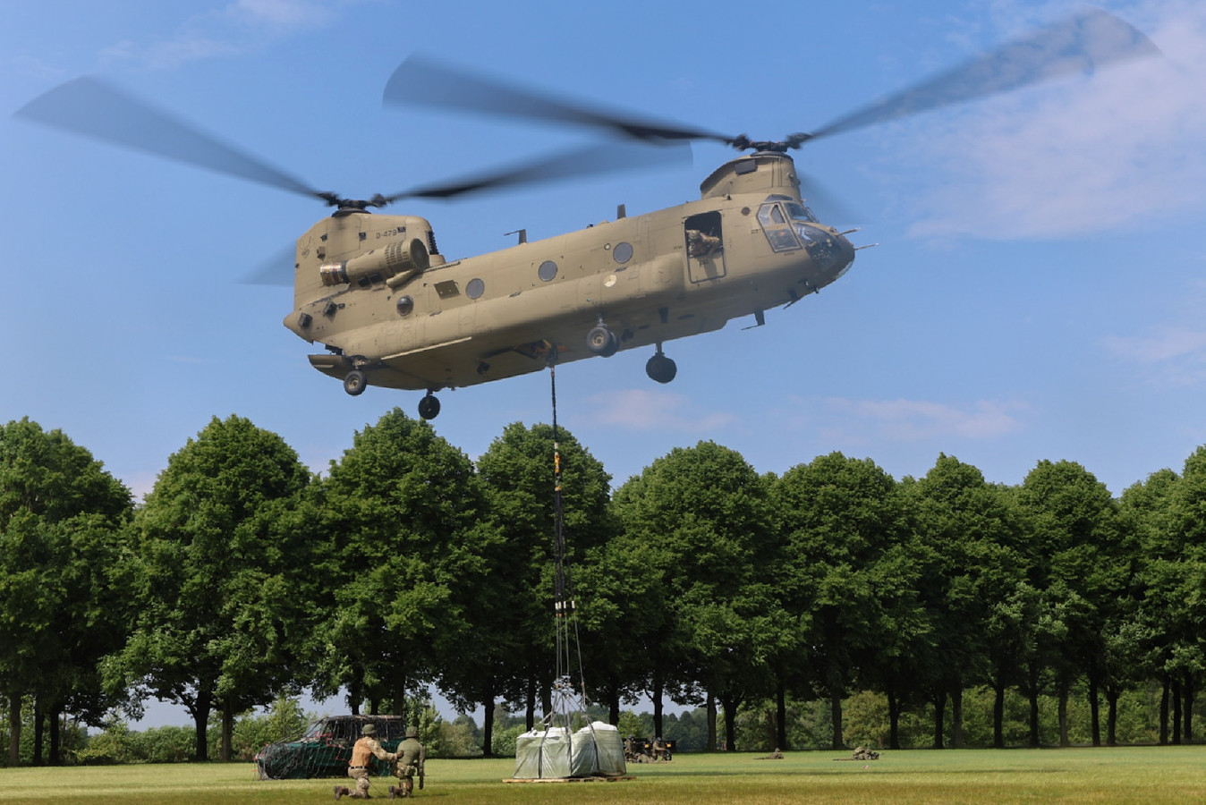 Chinook-helikopters landen midden in Den Bosch | Foto | AD.nl