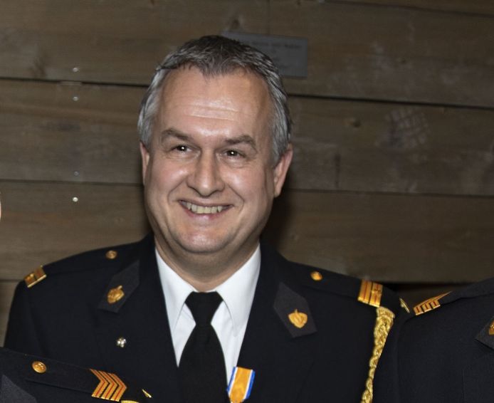 Zilveren erepenning voor brandweerman Eric Kuijten in Nuenen, die na 27 ...