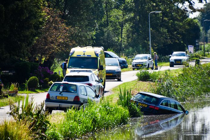 Bestuurder van Mercedes maakt onfortuinlijke ‘frisse duik’ in ...
