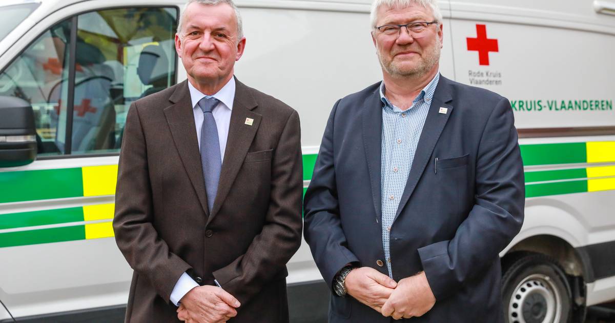 Dirk (61) en Bart (60) al veertig jaar in dienst bij Rode Kruis Hamme ...
