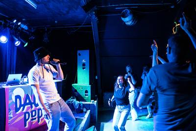 Dauwpop verrast honderd bezoekers met geheime show Rapper Sticks ...
