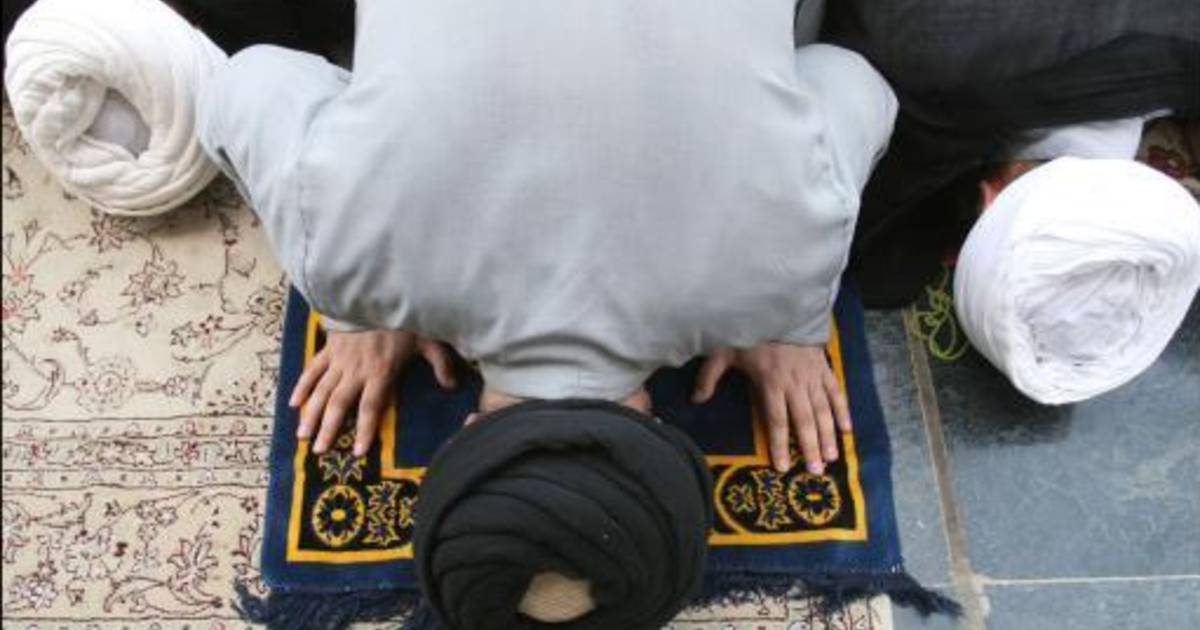 Indonesische moslims bidden in verkeerde richting | Bizar | hln.be