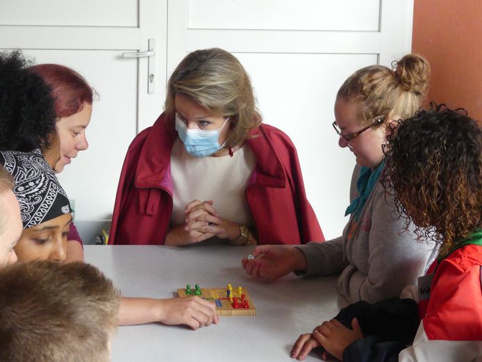 Koningin Mathilde bezoekt kwetsbare jongeren in zomerkamp in De Pinte ...