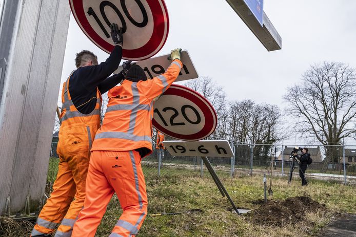 Waarom rijden we nog 100 km/u op de snelweg? | Binnenland | gelderlander.nl