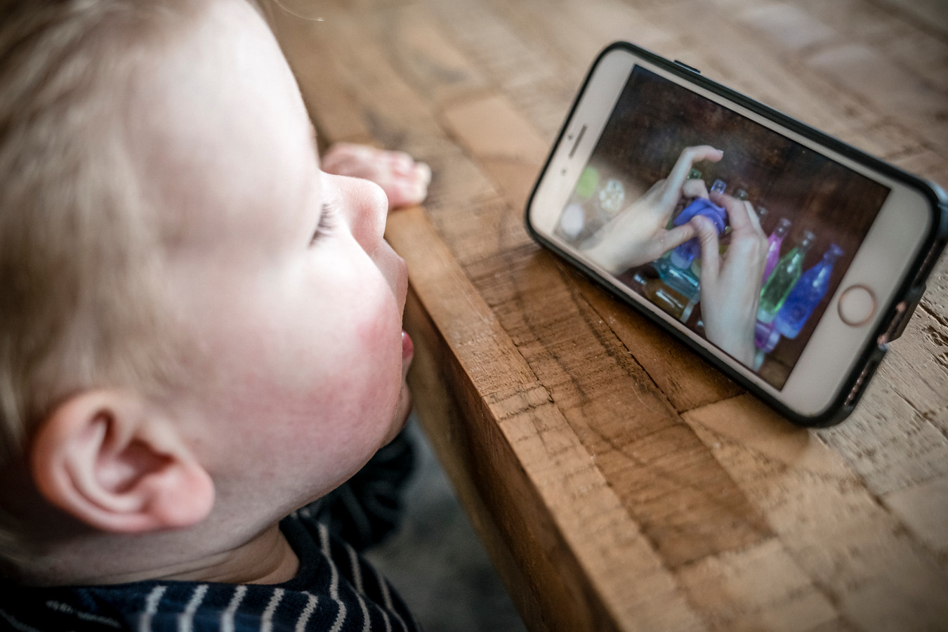 Ouders zetten kleine kinderen steeds vaker voor tv of schermpje: ‘Als ...