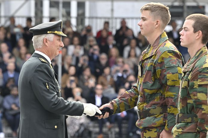 Koning Filip geeft zoon Gabriël zijn blauwe muts | Royalty | hln.be