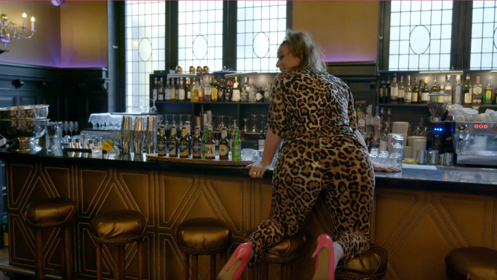 Trijntje Oosterhuis kruipt over bar in Het Perfecte Plaatje: ‘Ik word ... Trijntje Oosterhuis kruipt over bar in Het Perfecte Plaatje: ‘Ik word ...