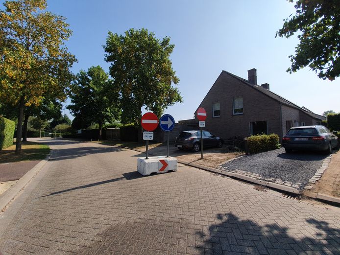 Stad laat verkeersbord ‘verplicht rechts afslaan’ plaatsen op plaats ...