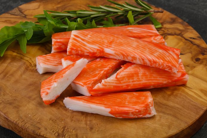 Wat zit er in surimi, de zogenaamde ‘frikandel van de zee’? | Eten | hln.be