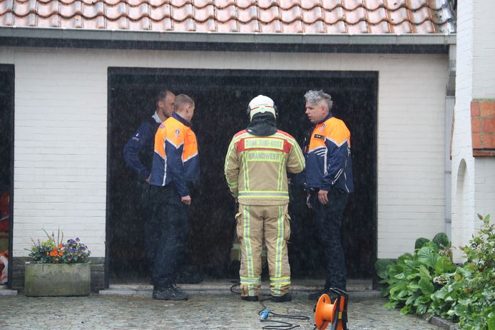 Bewoner laat brandende lucifer vallen, brandje in garage | Haaltert ...