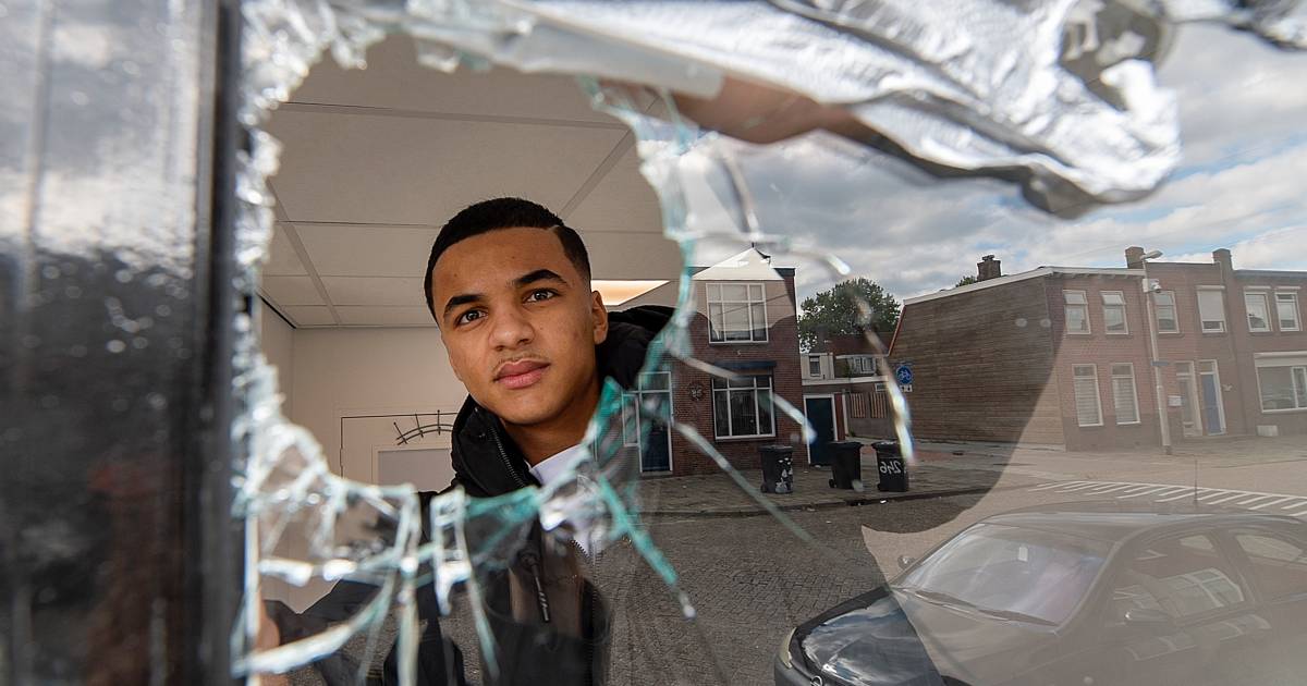 Anouar (19) is eigenaar van beschoten kapperszaak: ‘Op straat word ik ...