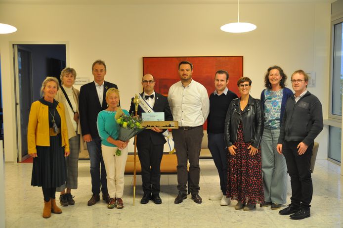 Harmonieorkest Deinze trekt met tamboer-majoor Koen Van Hulle de straat ...
