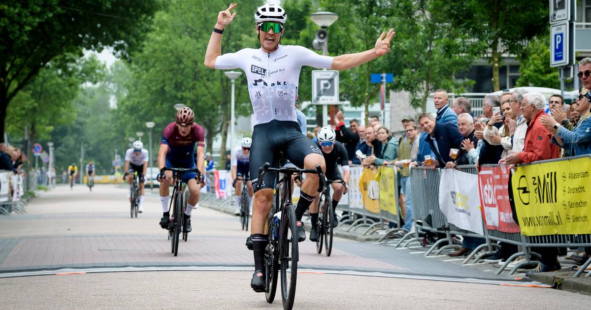 Winnaar Quinten Veling doet het rustig aan in Ronde van Papendrecht ...