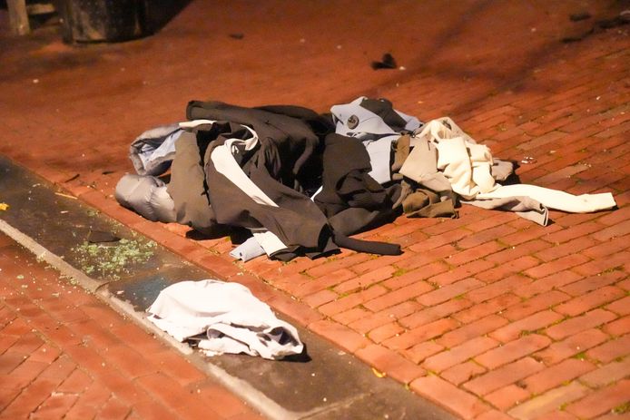 Dieven rammen auto in luxe kledingzaak, vluchten met kleding ...