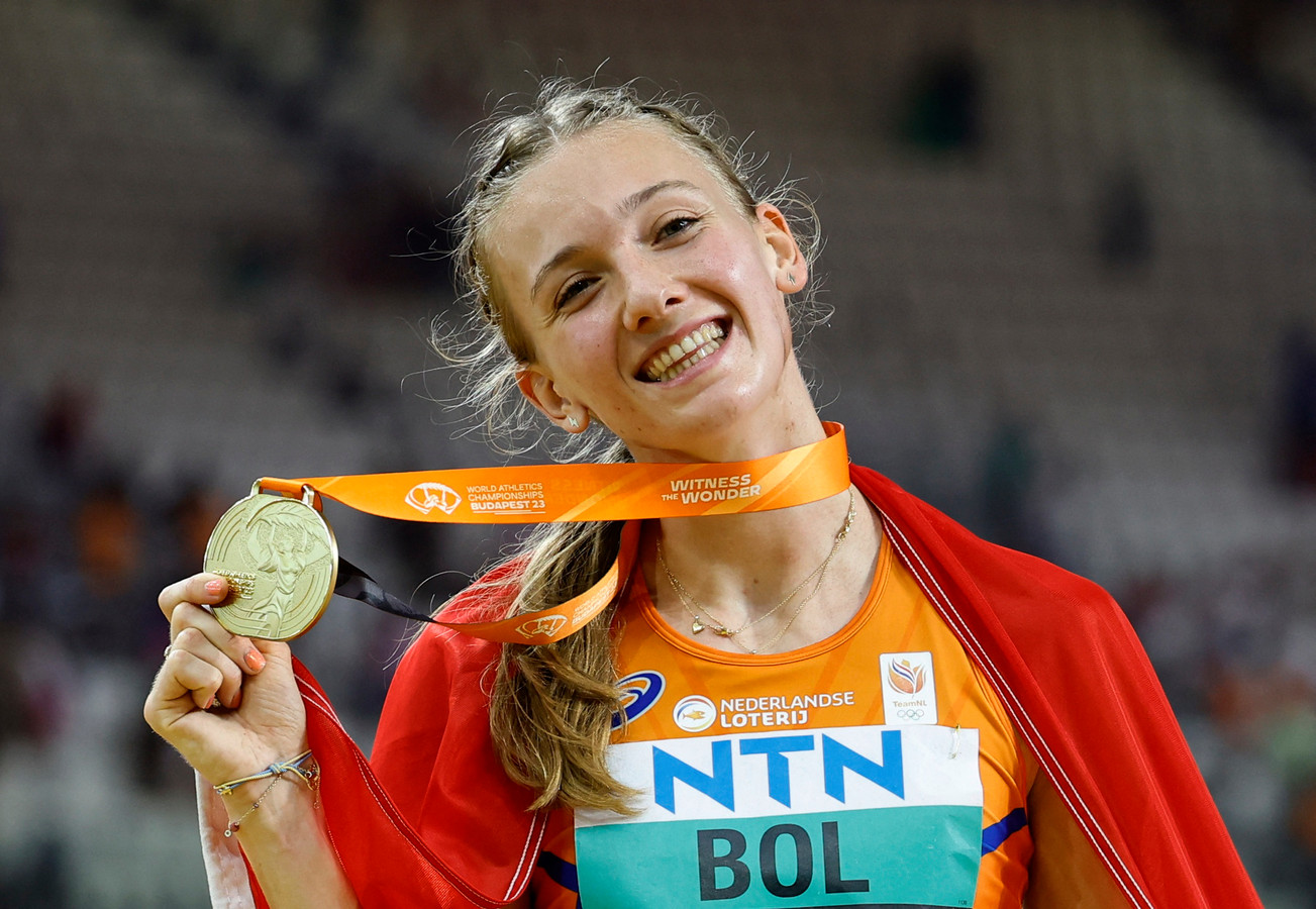 Superieure Femke Bol maakt favorietenrol volledig waar en pakt ...