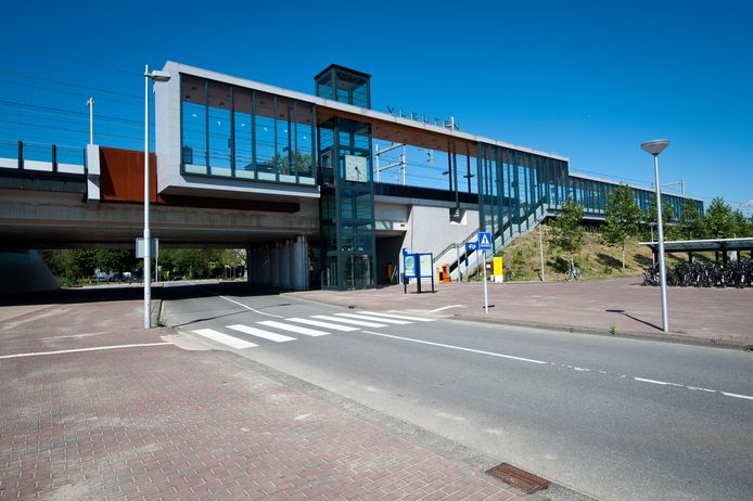 Bekeuring voor vuurwerk, geklier én vluchten over het spoor bij station ...