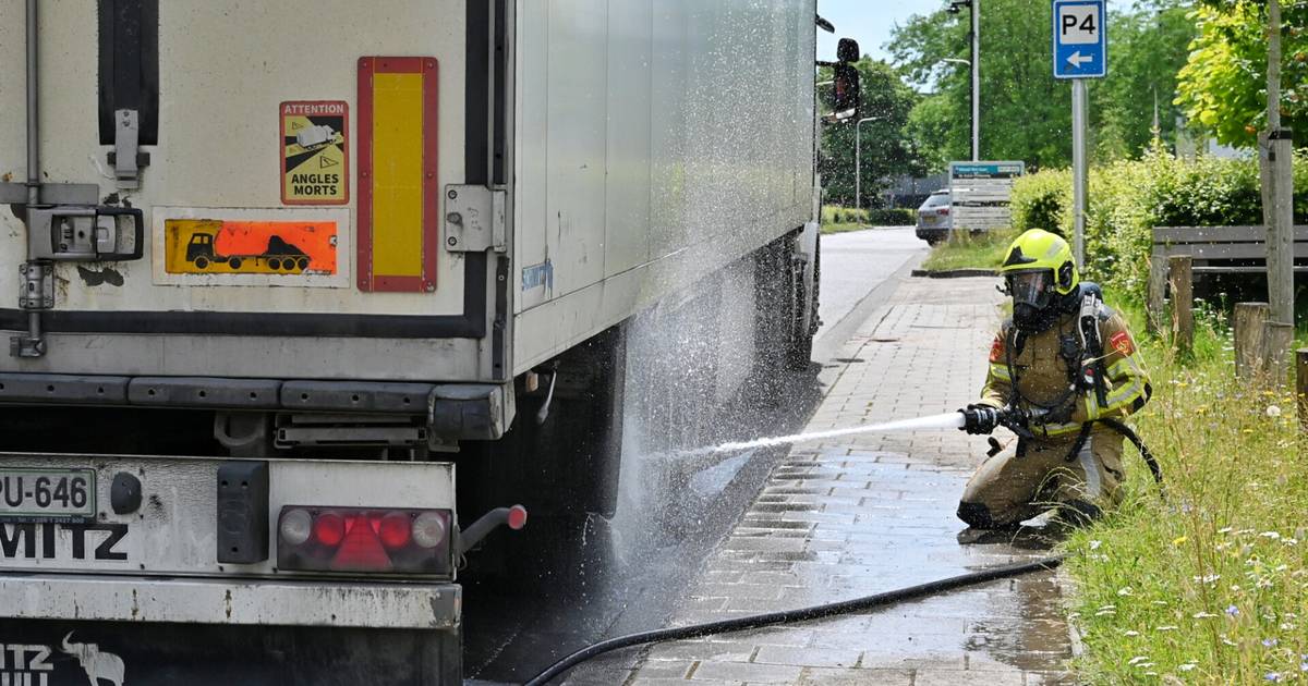 Vastgelopen rem zorgt voor brand bij vrachtwagen, chauffeur spuit twee ...