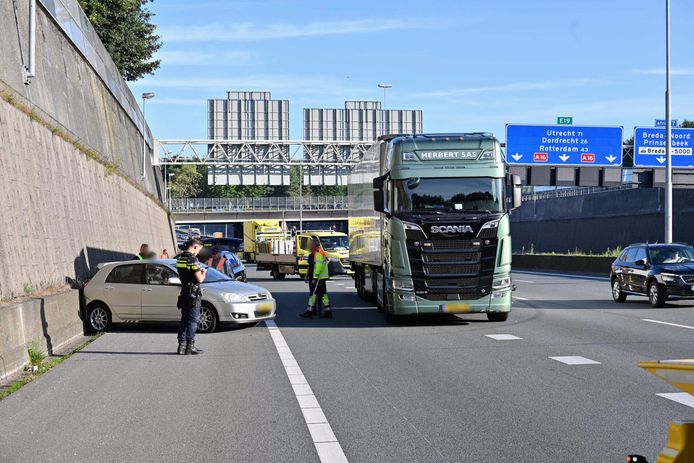 Botsing tussen auto en vrachtwagen op de A16 bij Prinsenbeek | Breda | bndestem.nl