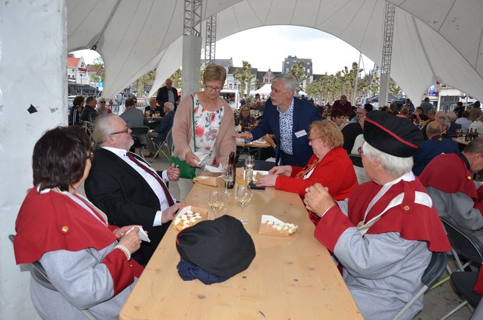 Meer dan 200 bakkers verzamelen in stadscentrum | Lokeren | hln.be