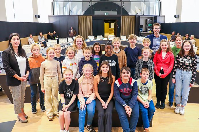 Nieuwe kindergemeenteraad van Beringen met burgemeester Lotte ...