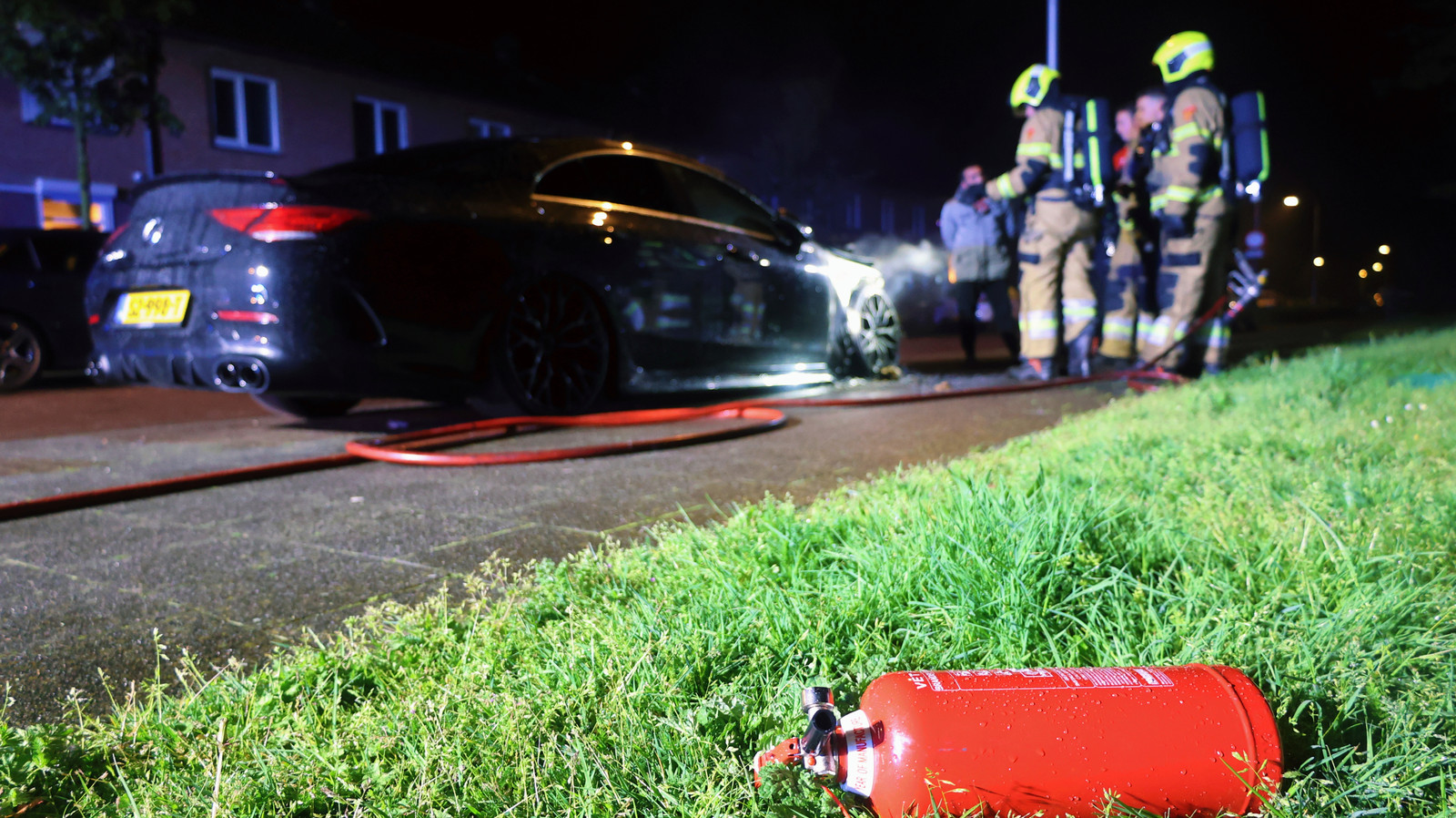 Derde autobrand in twee weken tijd in Oss: dure Mercedes in vlammen op ...