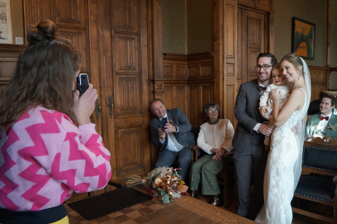 Kinderen baas in Izegem: oude en nieuwe kinderburgemeesters huldigen gloednieuwe boomhut in én ...