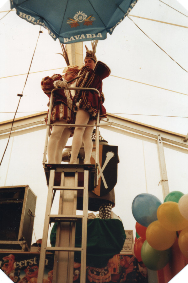 De prins, de droom en de vloek: hoe een oorlog en een pandemie de ...