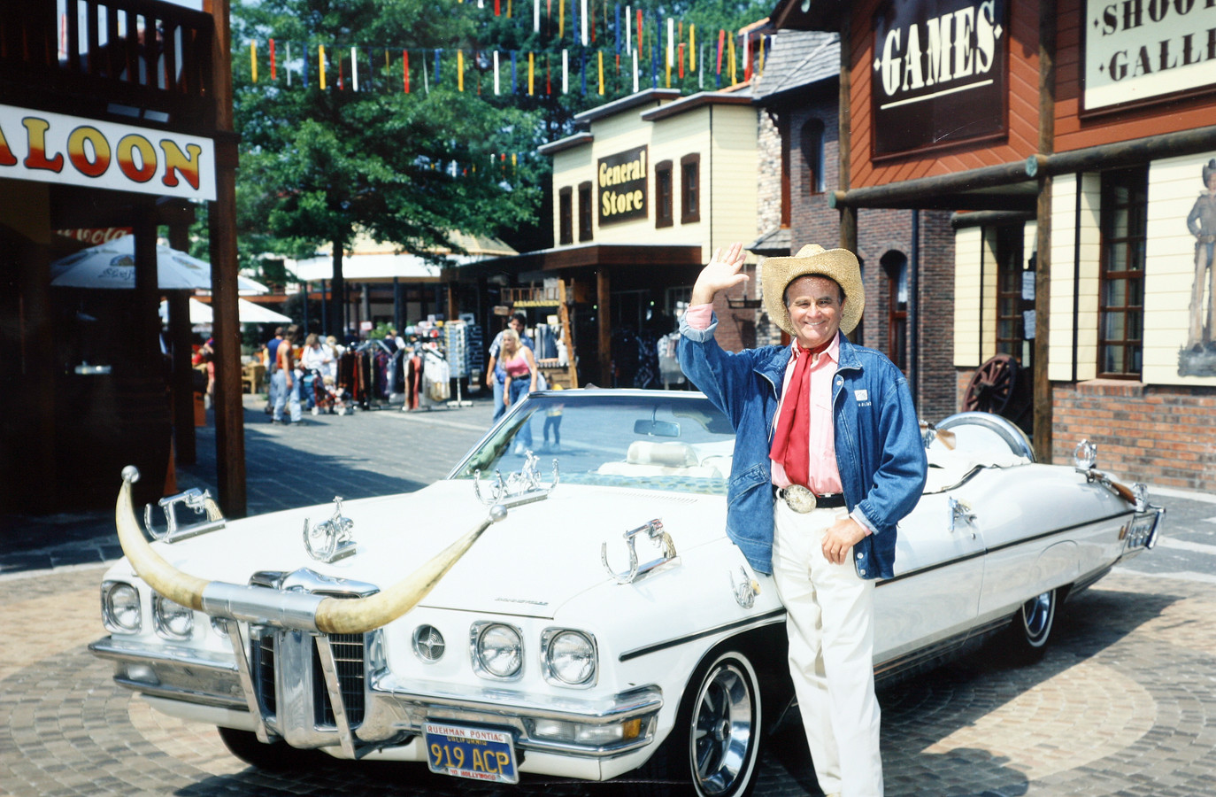 Legendarische Pontiac van Bobbejaan Schoepen komt even terug naar ...