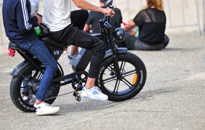 Steeds meer jonge kinderen op opgevoerde fatbikes met gashendels: ‘Wanen zich onaantastbaar ...
