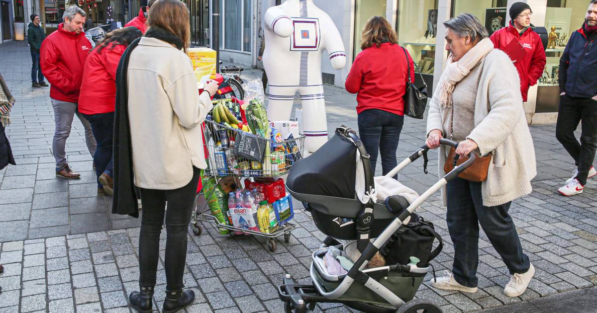 ABVV stunt met volle winkelkar actie: waarde steeg in anderhalf jaar ...