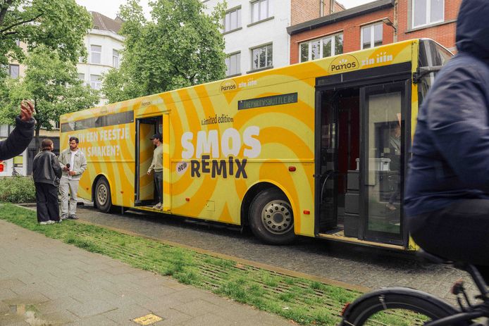 Stap op de feestbus van Panos en proef de nieuwe smos met ‘supersaus ...