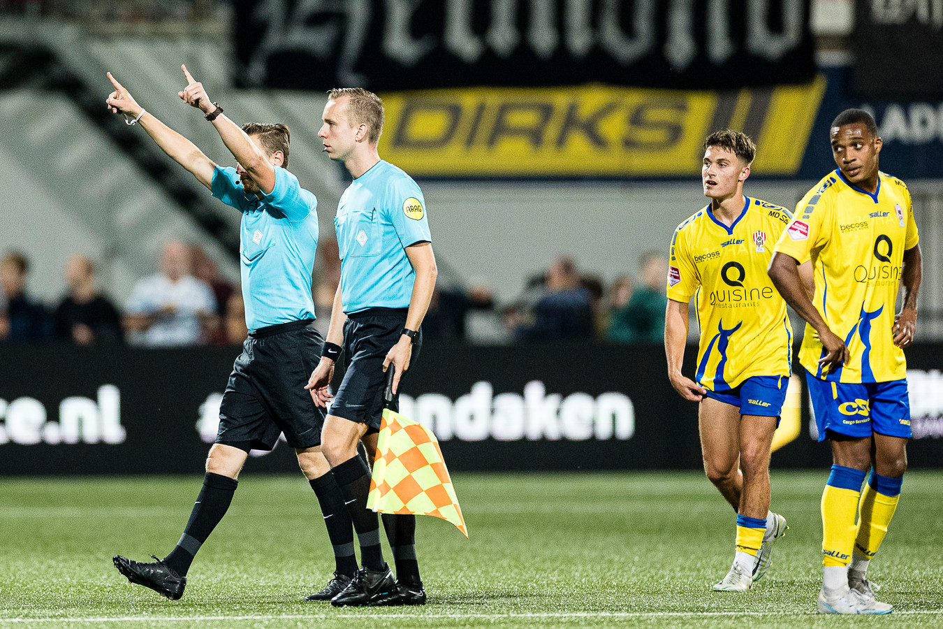 Krankzinnige avond bij Helmond Sport - TOP Oss: duel drie keer gestaakt ...