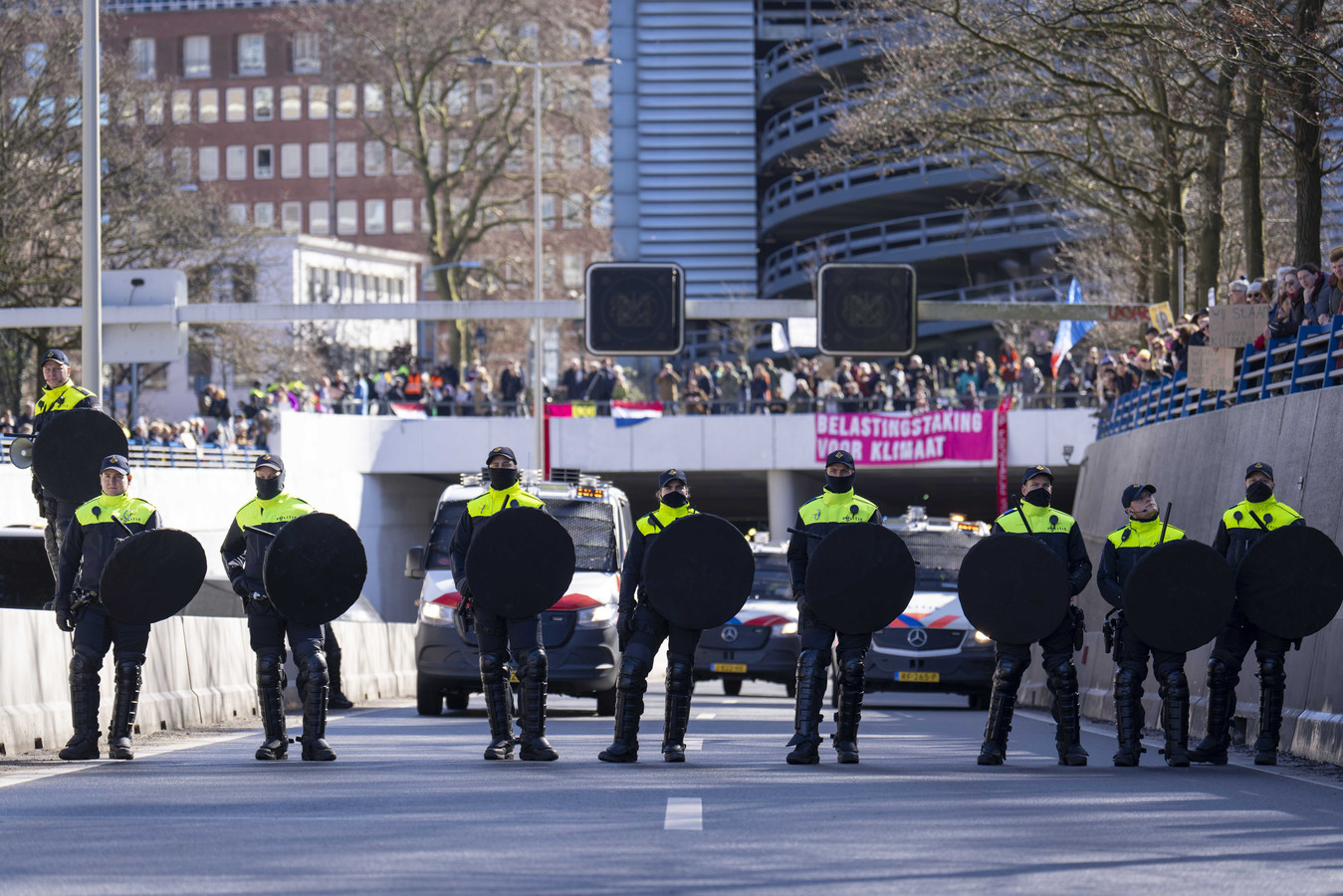 Blokkade A12 eindigt na acht uur met 700 aanhoudingen, snelweg weer ...