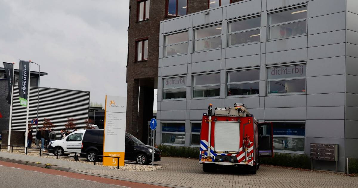 Brandweer snelt naar kantoorgebouw vanwege gaslucht | 112 nieuws Land ...
