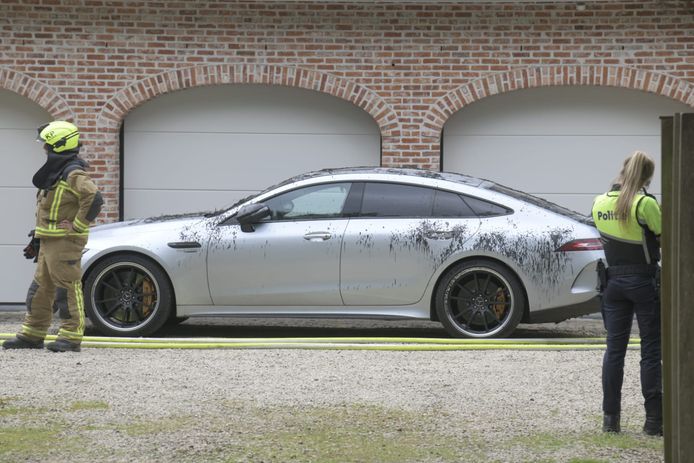 Twee dure sportwagens beschadigd tijdens garagebrand in Kapellen ...