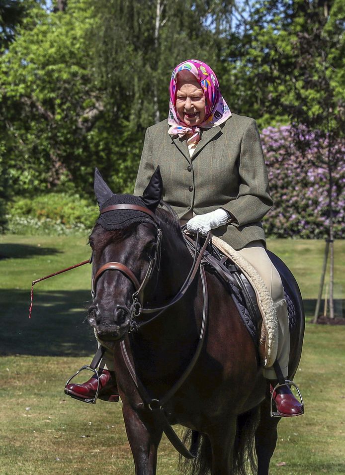 Queen Elizabeth (94) maakt ritje op pony Fern | Show | AD.nl