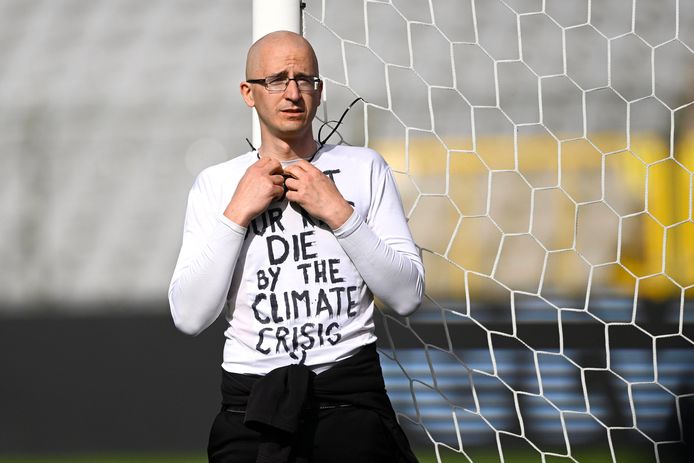 Dit is de klimaatactivist die de bekerfinale liet stilleggen: “Na mijn ...