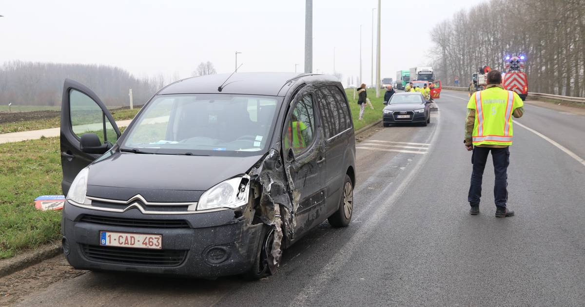 Verkeershinder op N41 na aanrijding tussen auto en vrachtwagen | Temse | hln.be