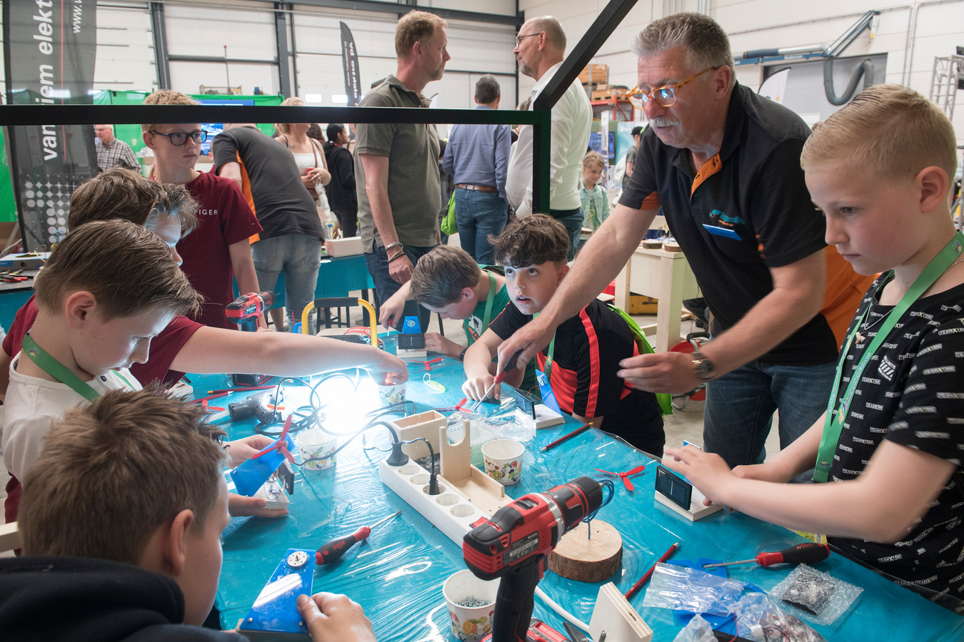 Hoe enthousiasmeer je jeugd voor de technieksector? ‘Het is meer dan werken in een vieze overall ...