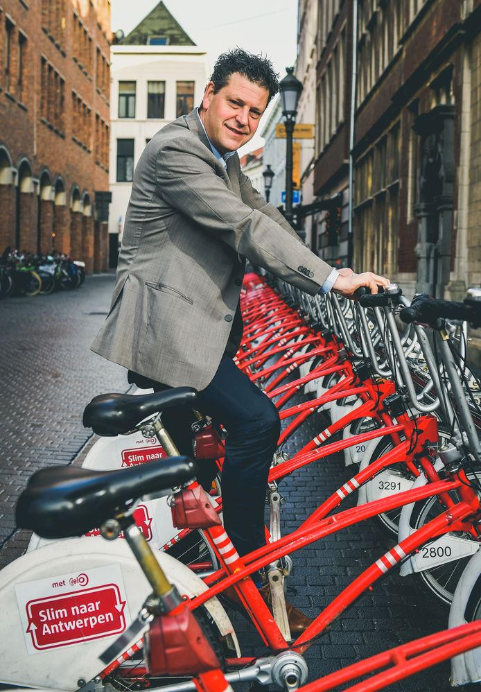 Trendbreuk in Antwerpen: Tom Meeuws weigert dienstwagen en ook andere ...