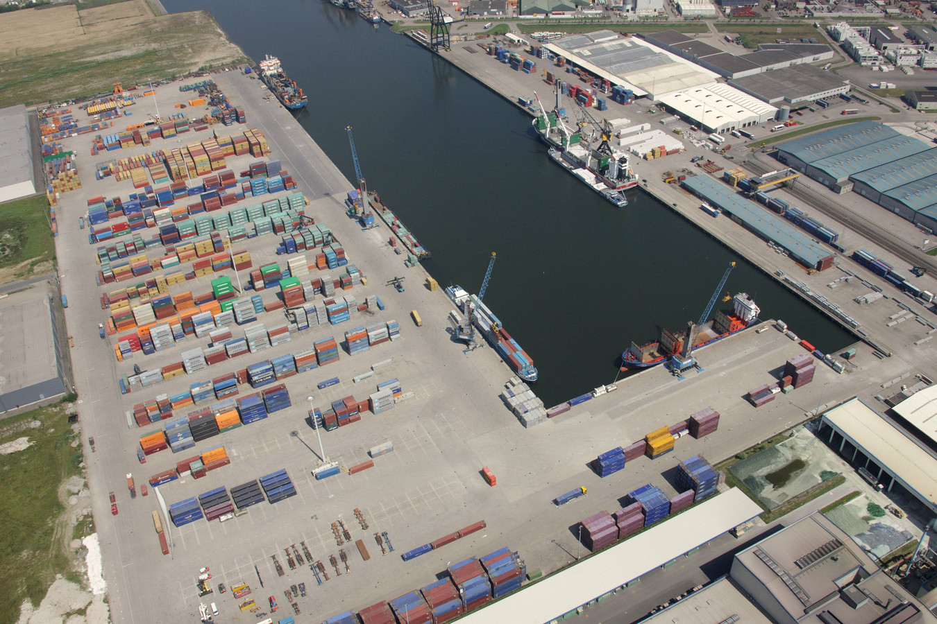 180 miljoen om schepen ook in Moerdijkse zeehaven aan de stekker te ...