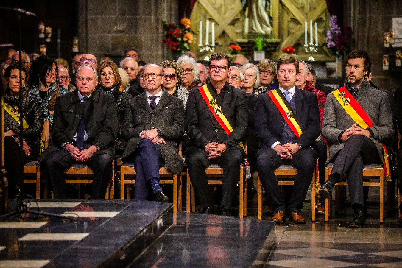 Volle Petrus- en Pauluskerk neemt afscheid van ereburgemeester Julien ...