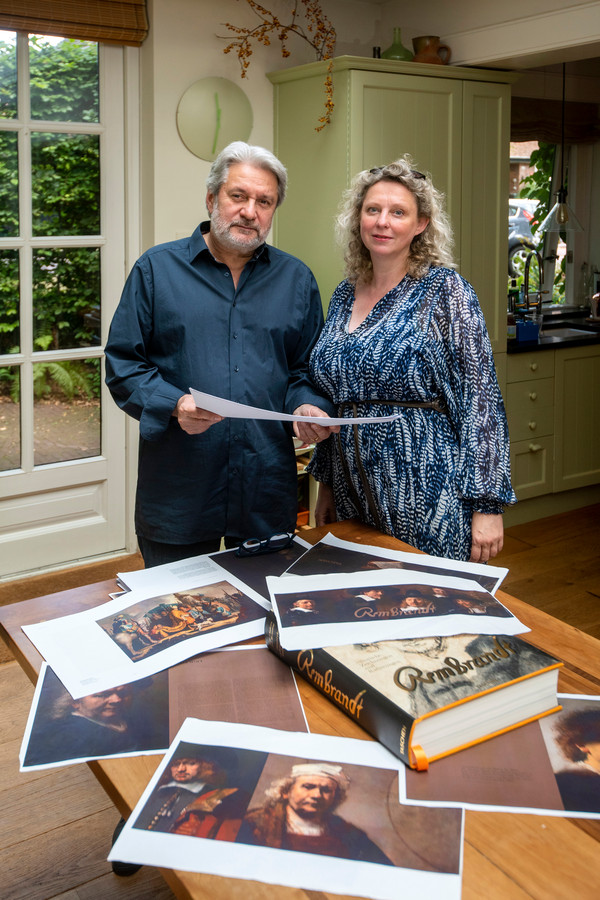 Arnhems echtpaar toont alle schilderijen van Rembrandt in één boek ...