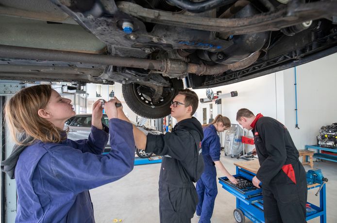 Na twee maanden eindelijk weer aan een auto sleutelen in de les | Ede ...