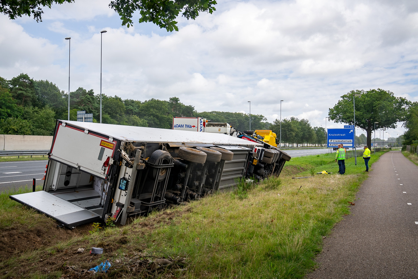 Vrachtwagen met farmaceutische middelen gekanteld naast de A59 bij ...