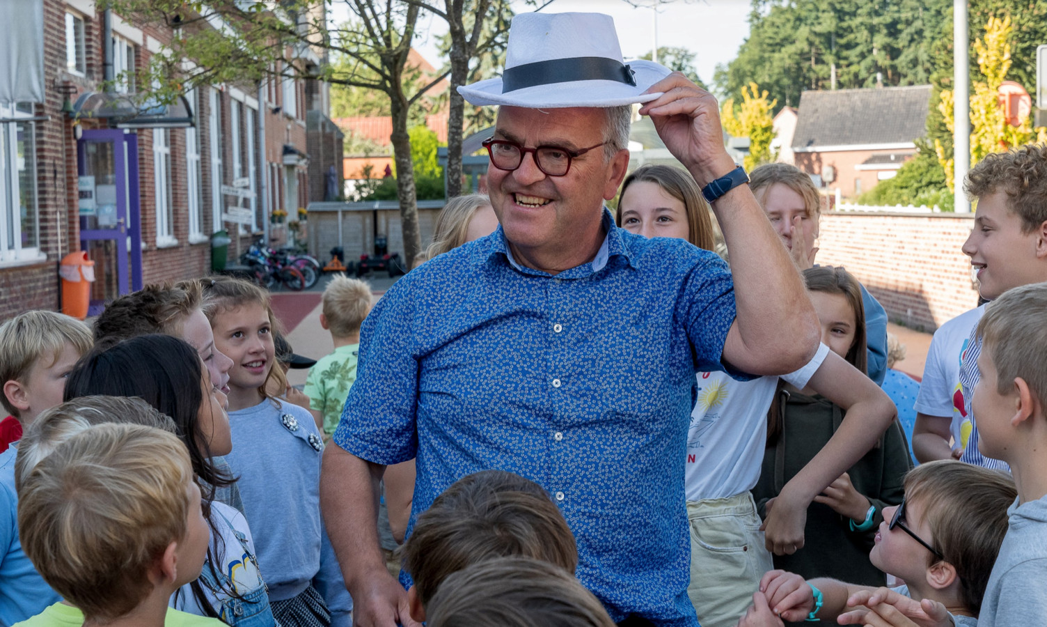 De Bosbes neemt na 36 jaar afscheid van meester Piet | Foto | hln.be De Bosbes neemt na 36 jaar afscheid van meester Piet | Foto | hln.be