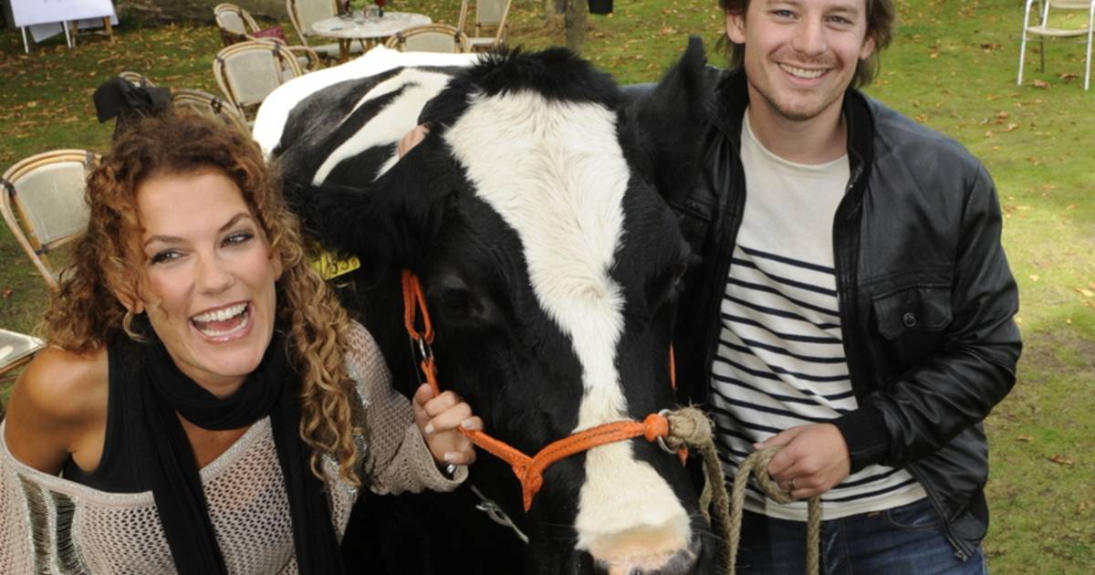 Cas Jansen promoot nieuwe film door koeien te knuffelen | Show ...