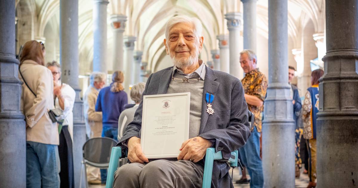 Lucien (85) krijgt koninklijk ereteken voor zijn werk als yogaleraar ...