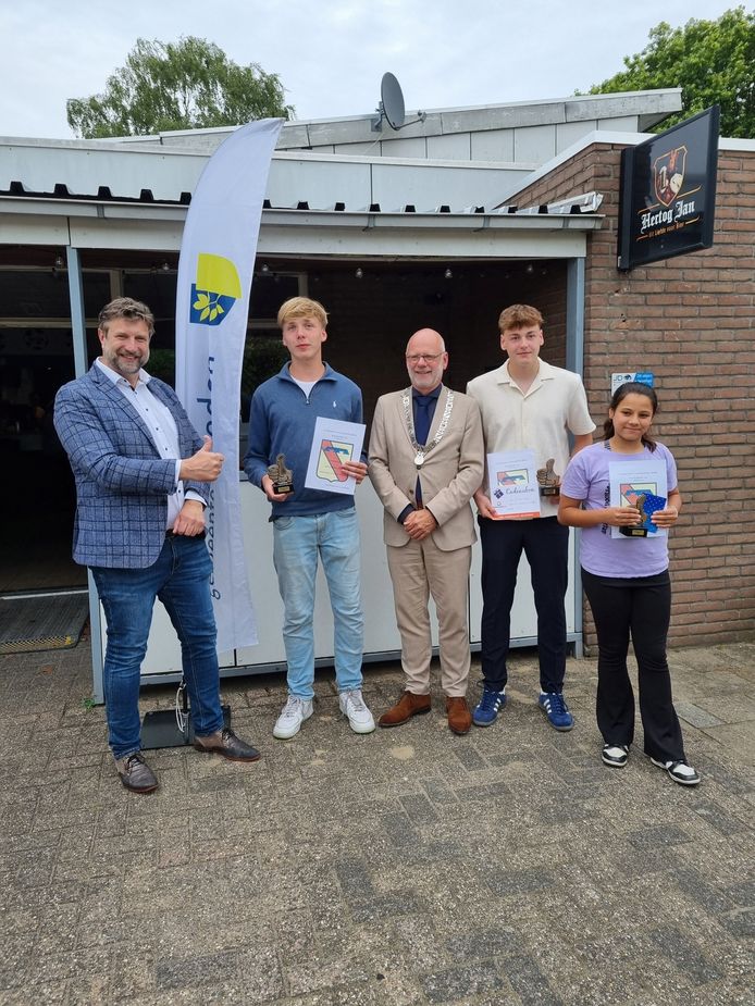 Abdul Kader (12) postuum onderscheiden met Rhedense Kanjer, zus Samah ...